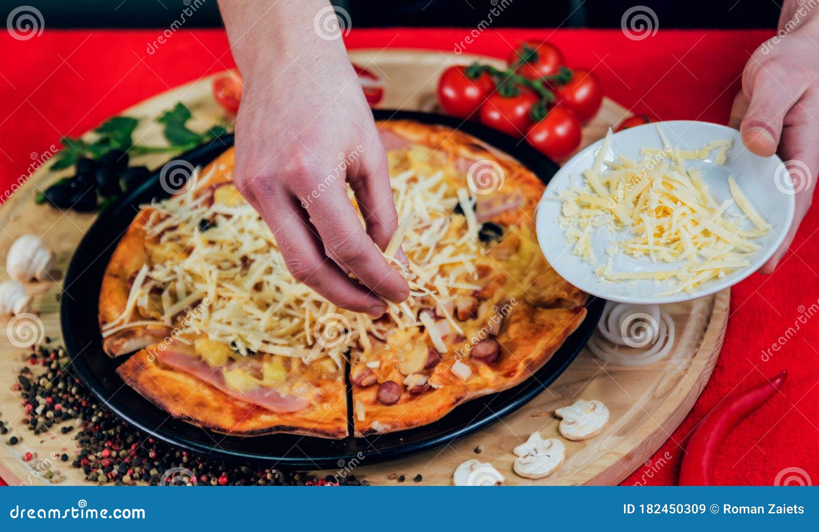 Der Koch Macht Pizza. Wird Die Bestandteile. Stockbild - Bild von ...