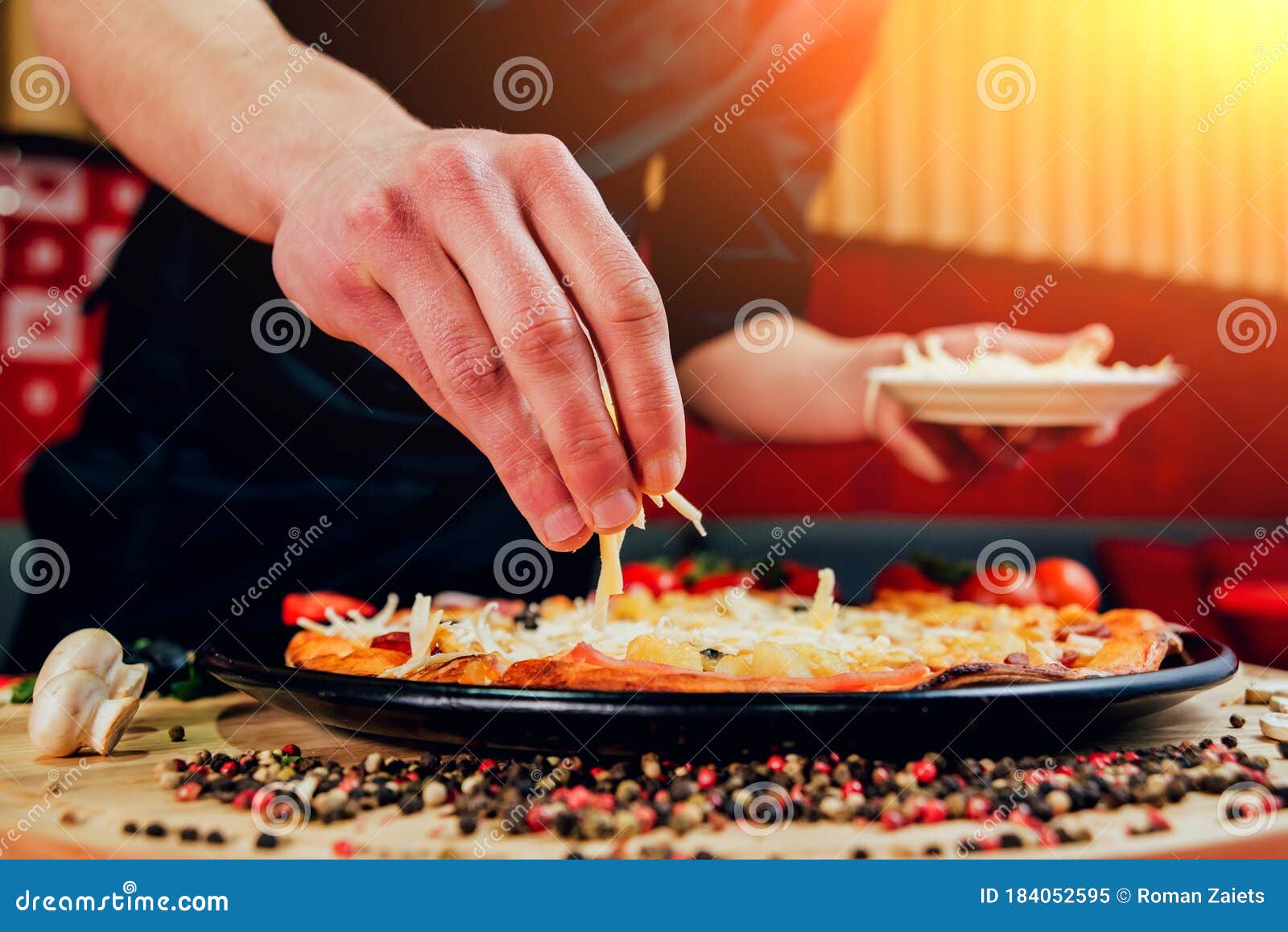 Der Koch Macht Pizza. Wird Die Bestandteile. Stockbild - Bild von ...