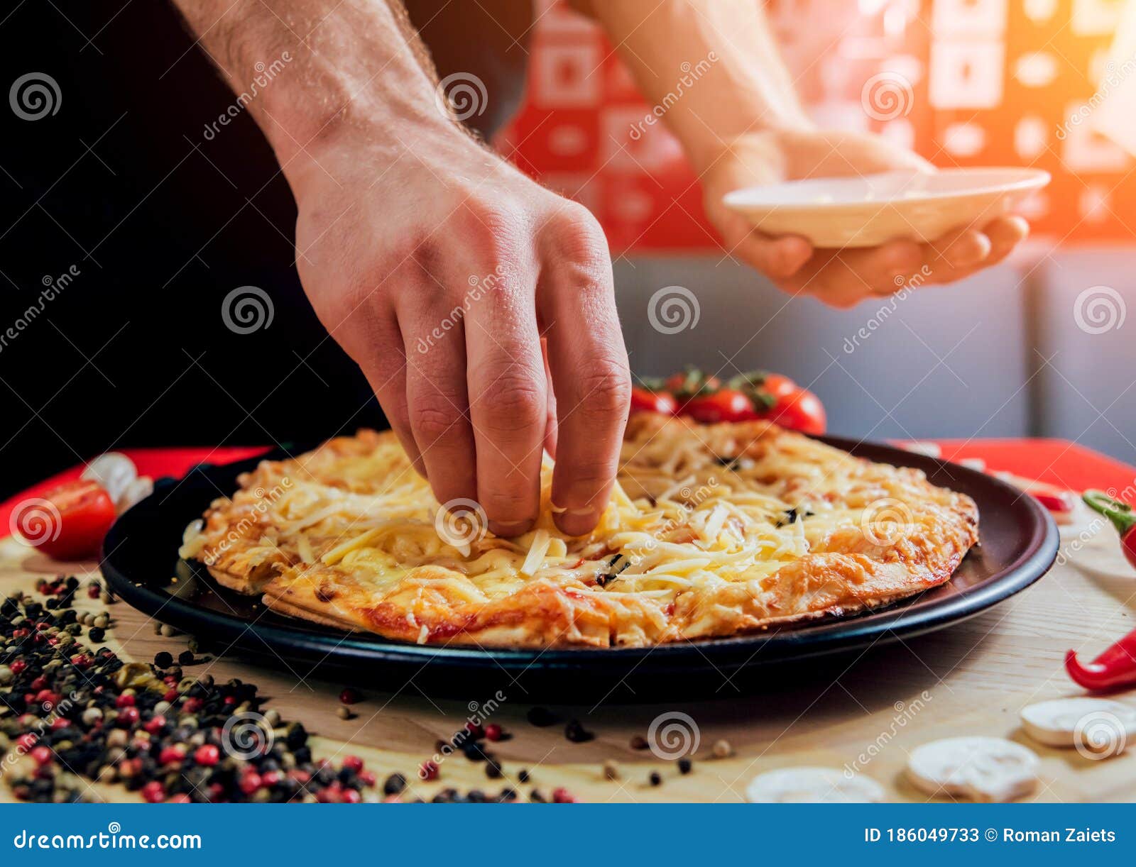 Der Koch Macht Pizza. Wird Die Bestandteile. Stockbild - Bild von ...