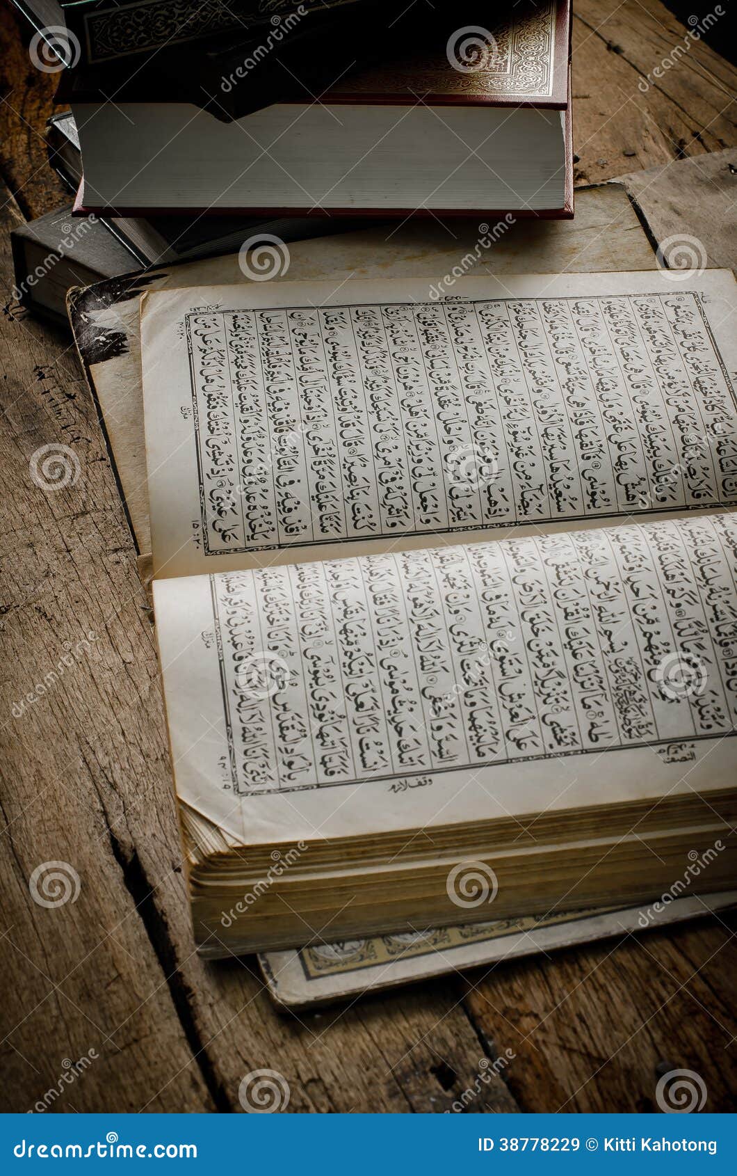 Der Koran stockbild. Bild von zeichen, positiv, ethnisch - 38778229
