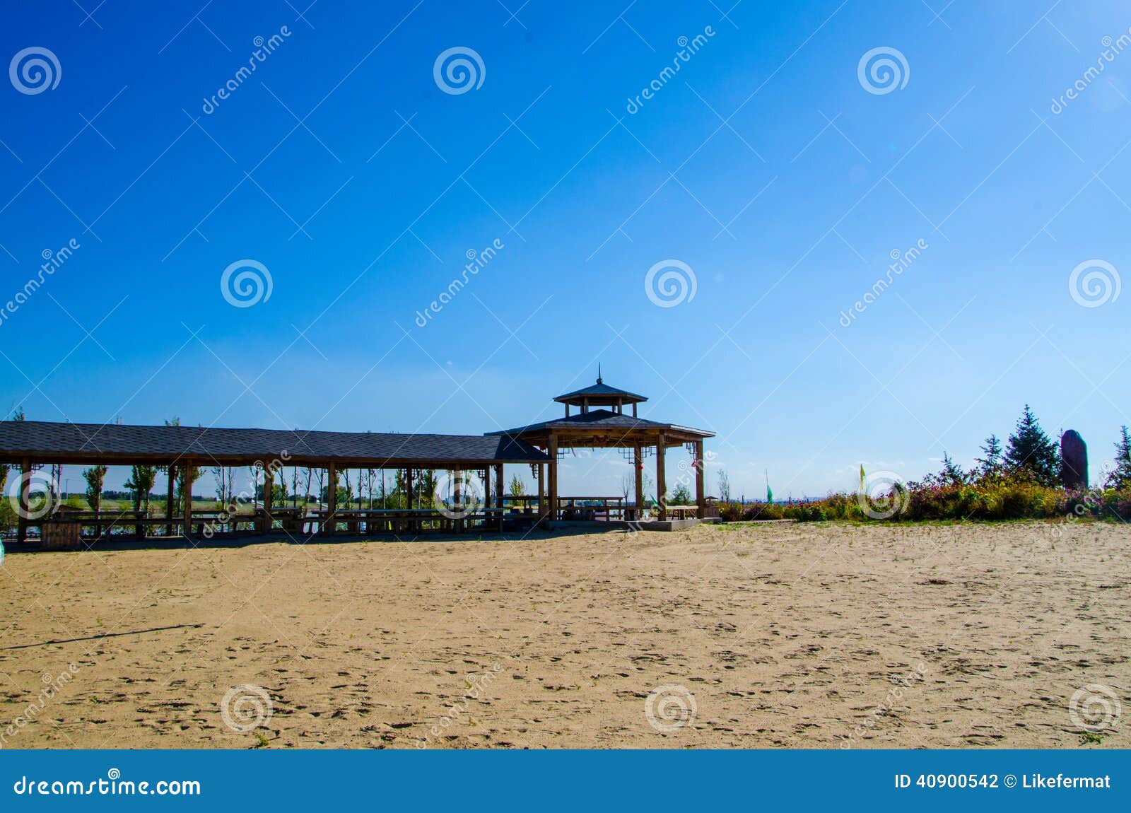Der Korridor Auf Sandigem Strand Stockfoto - Bild von promenade, bogen ...