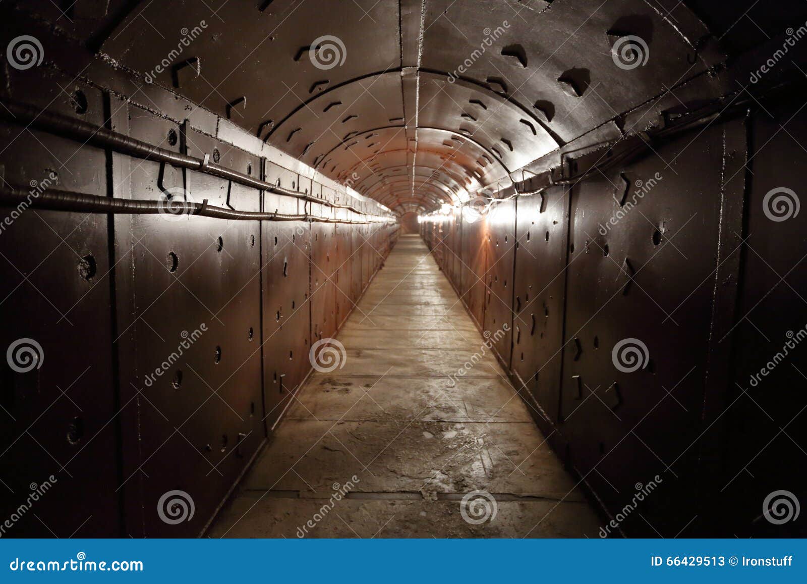 Der Korridor Des Alten Bunkers Stockbild - Bild von kern, keller: 66429513