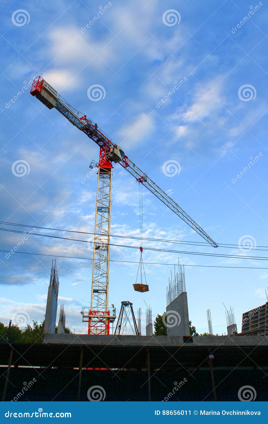 Der Kran baut das Haus redaktionelles foto. Bild von kran - 88656011