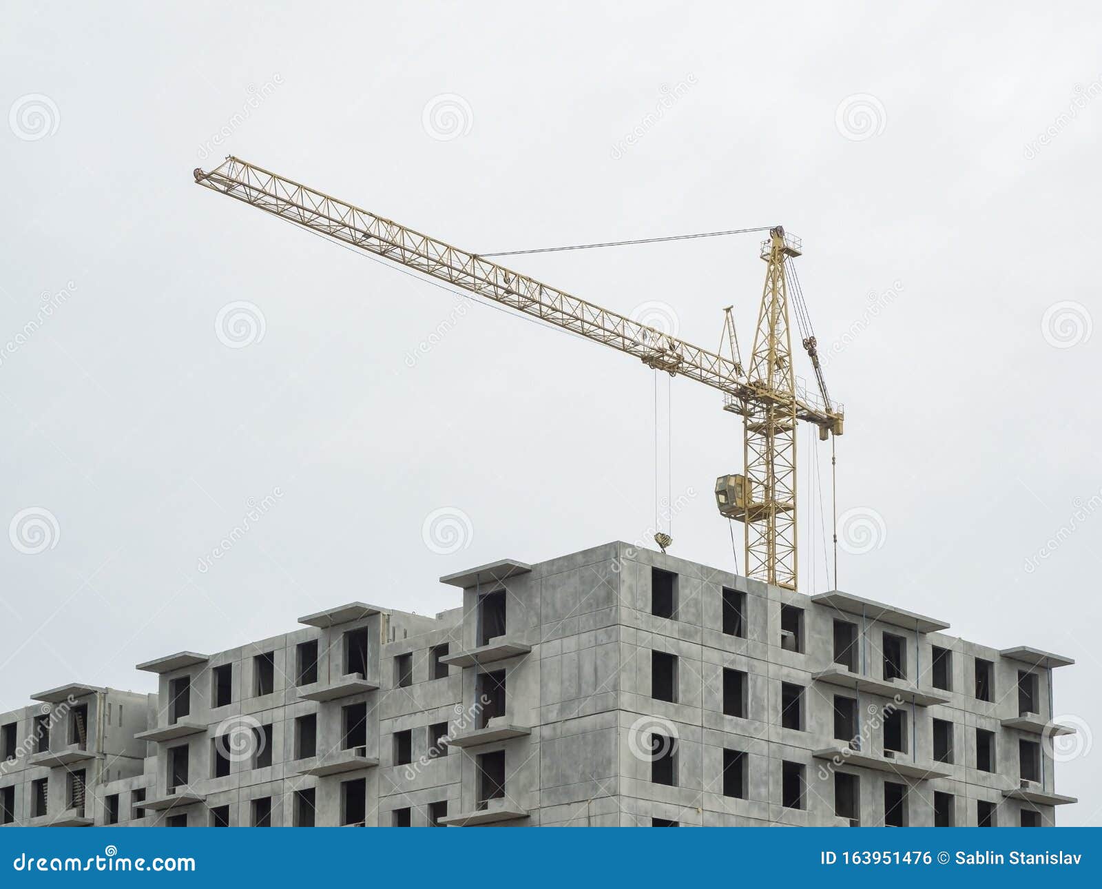 Der Kran Baut Ein Fertighaus Stockfoto - Bild von haupt, gehäuse: 163951476