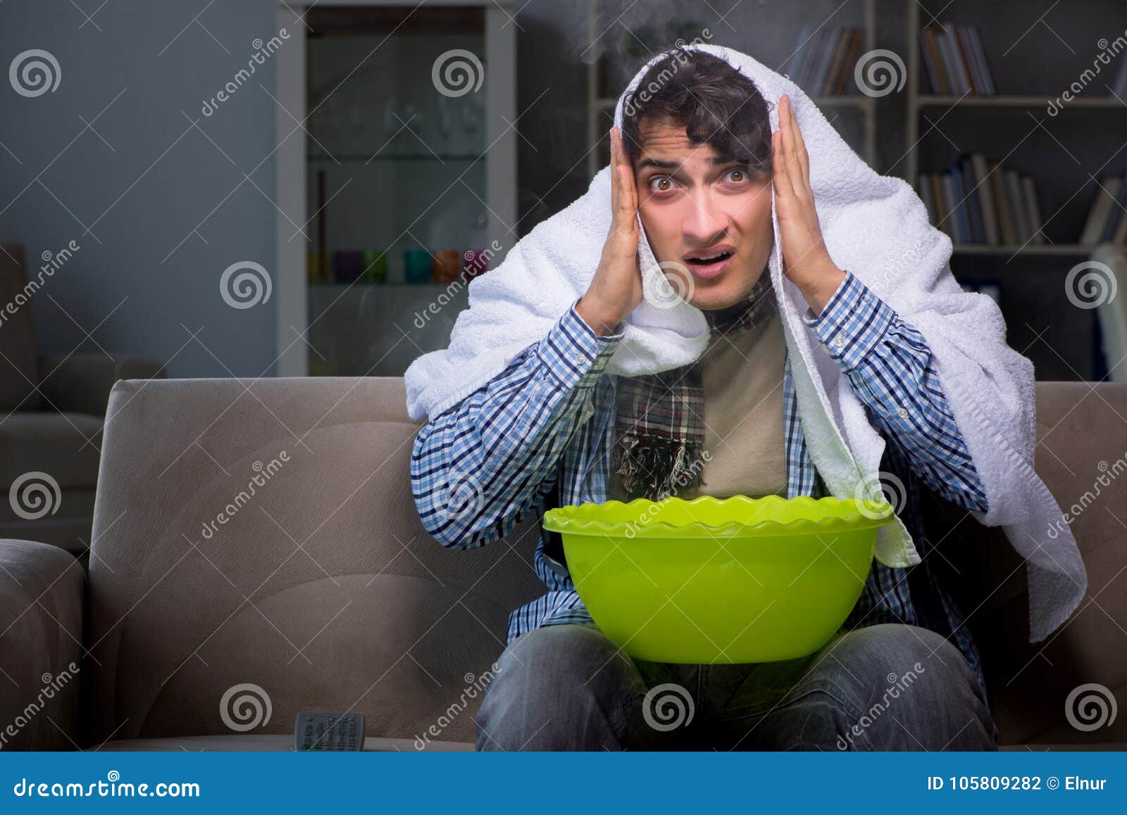 Der Kranke Mann, Der Einatmung Nachts Im Haus Tut Stockfoto - Bild von ...