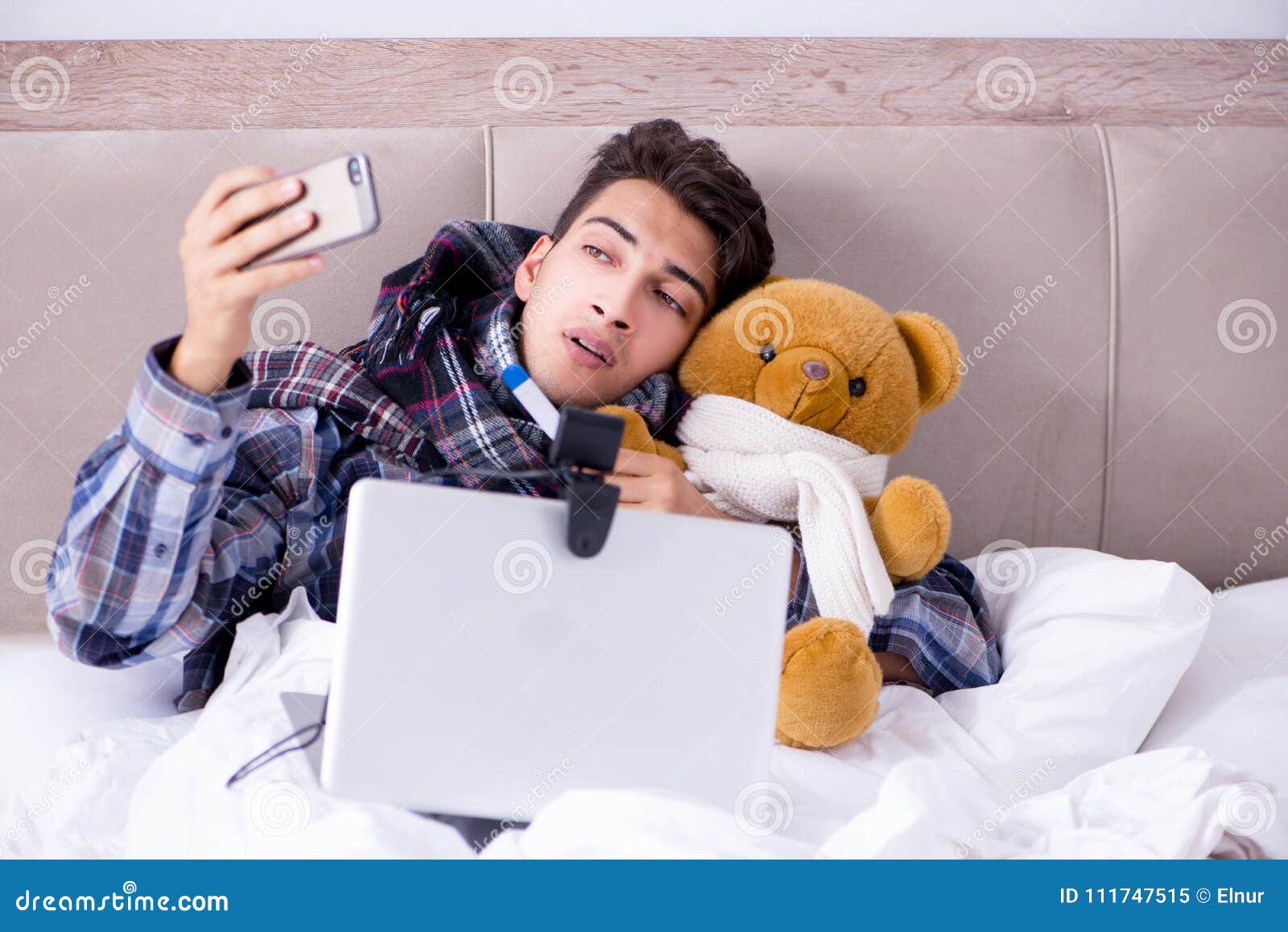 Der Kranke Mann, Der Unter Grippe Im Bett Leidet Stockbild - Bild von ...