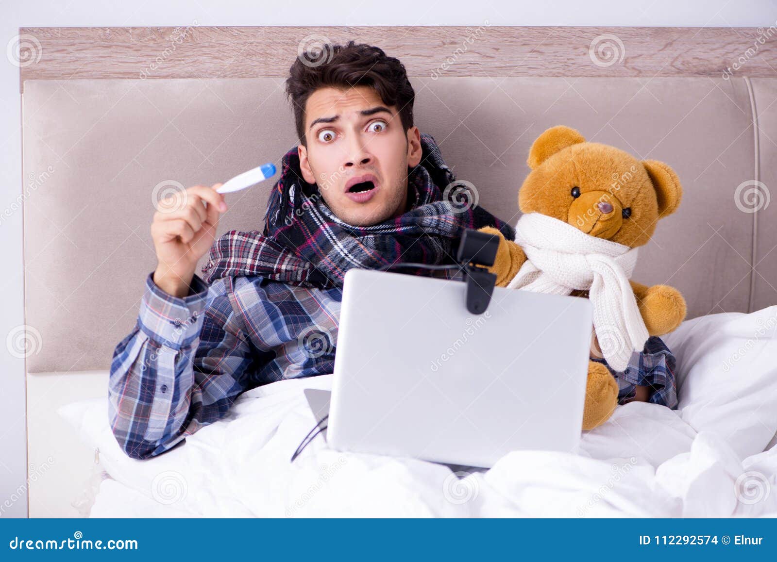 Der Kranke Mann, Der Unter Grippe Im Bett Leidet Stockfoto - Bild von ...