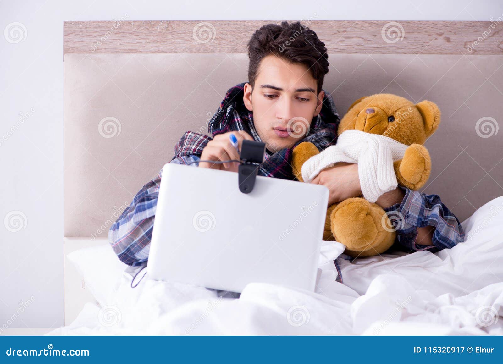 Der Kranke Mann, Der Unter Grippe Im Bett Leidet Stockbild - Bild von ...