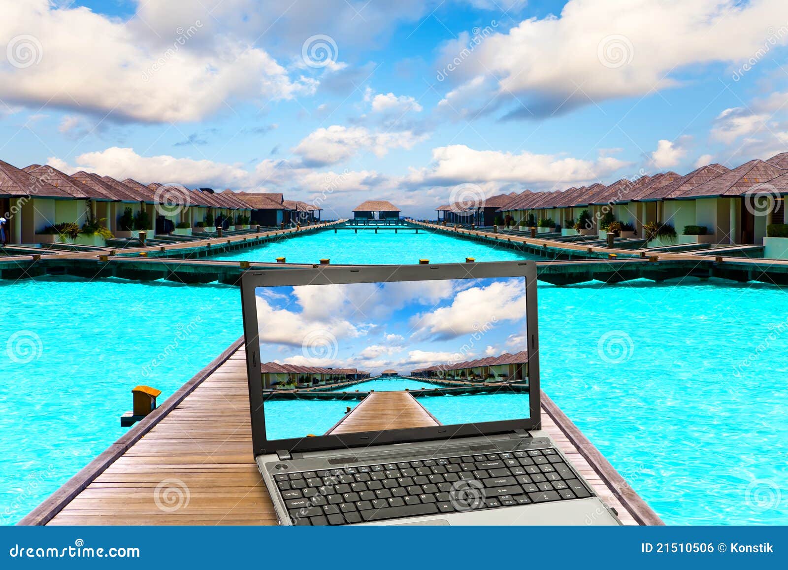 Der Laptop Auf Einem Strand Stockfoto - Bild von feiertag, landschaft ...