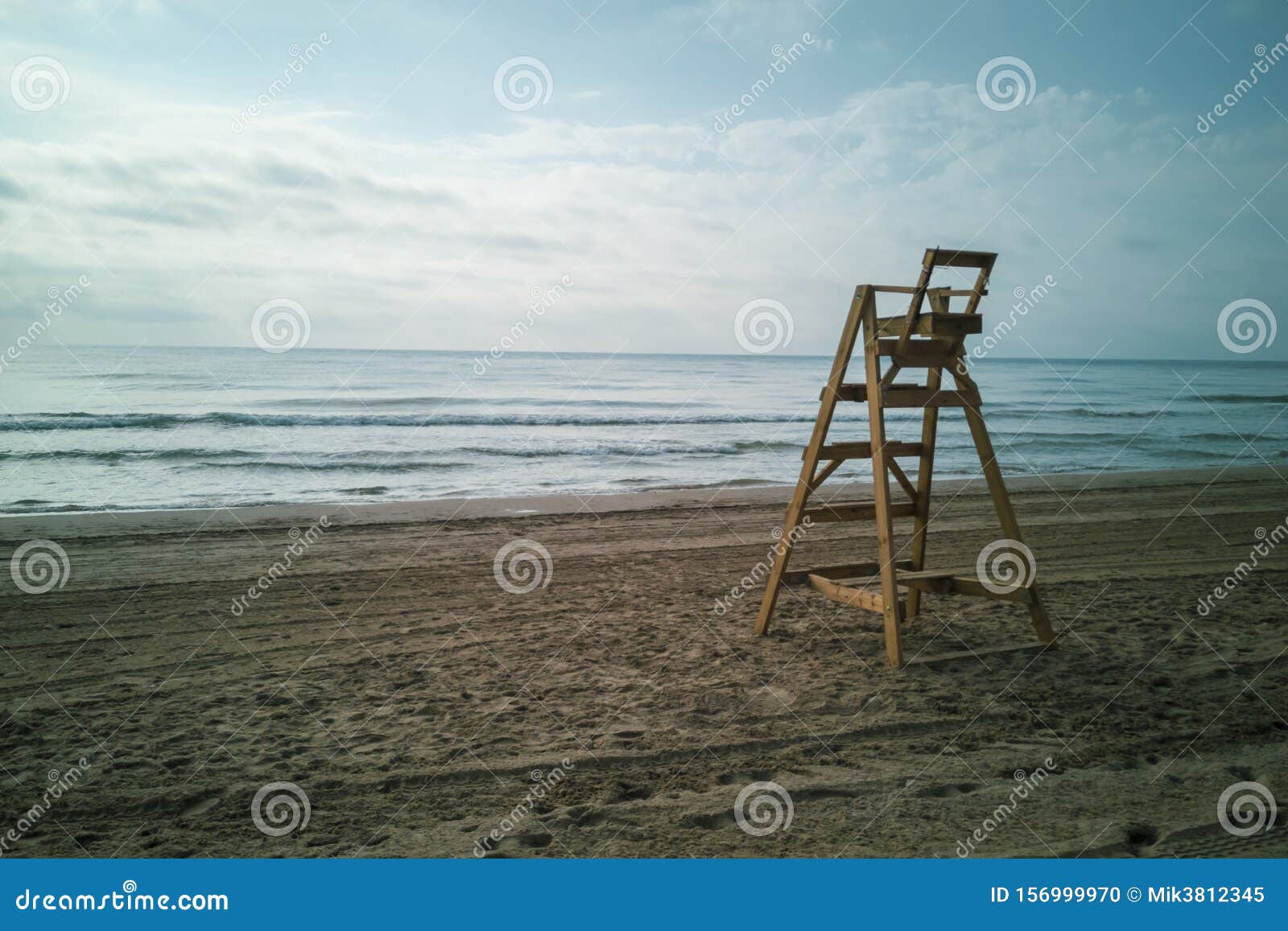 Der Liegestuhl am Strand stockfoto. Bild von küstenlinie - 156999970