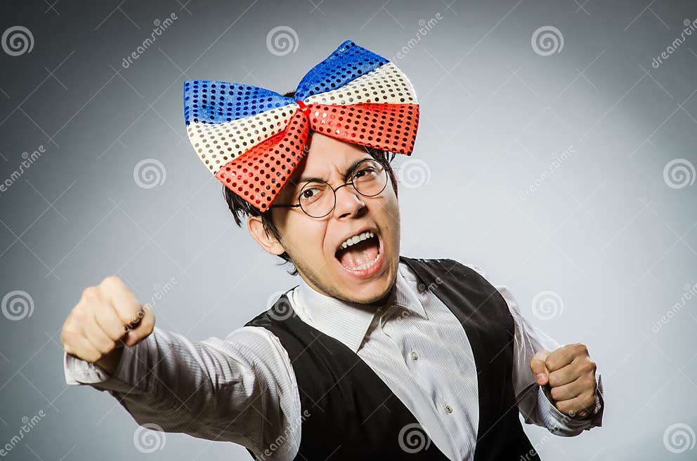 Der Lustige Mann Mit Riesiger Fliege Stockbild - Bild von stimmung ...