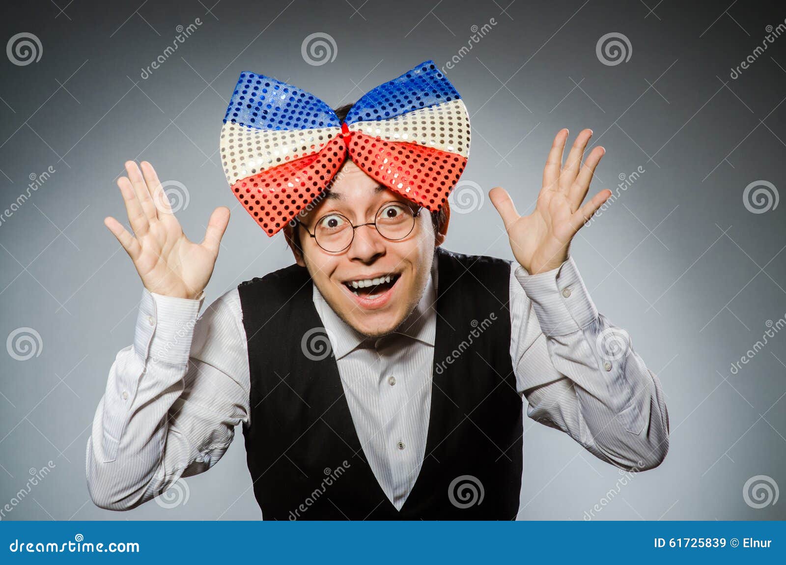 Der Lustige Mann Mit Riesiger Fliege Stockbild - Bild von lustig, dumm ...