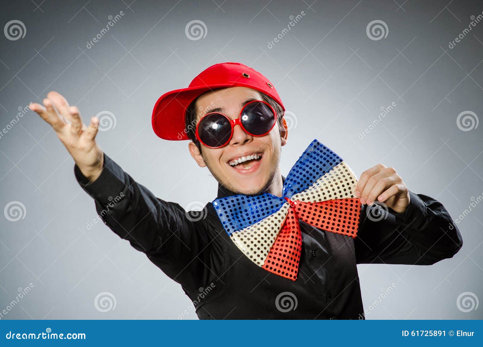 Der Lustige Mann Mit Riesiger Fliege Stockbild - Bild von lachen ...