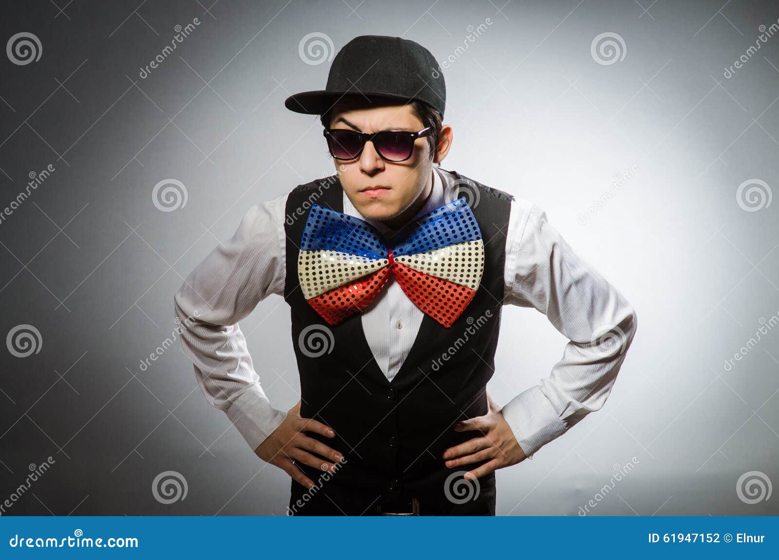 Der Lustige Mann Mit Riesiger Fliege Stockfoto - Bild von lachen, kerl ...