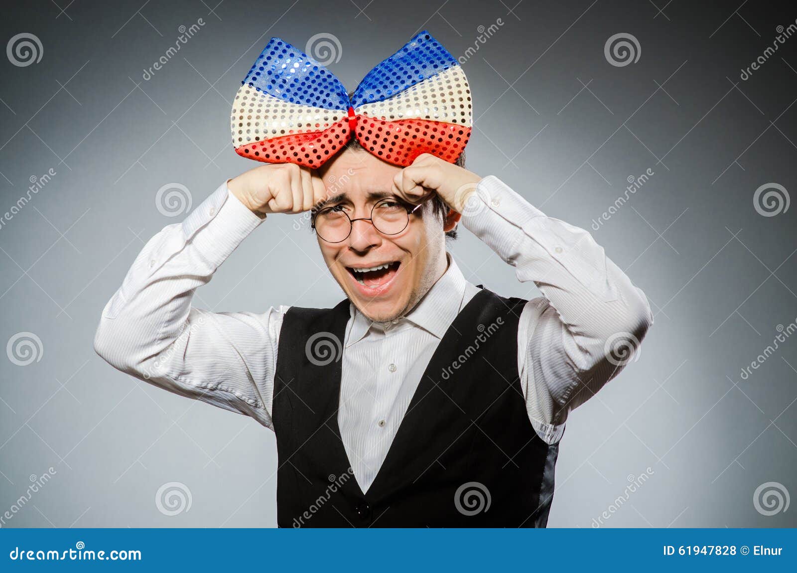 Der Lustige Mann Mit Riesiger Fliege Stockfoto - Bild von gläser, weste ...