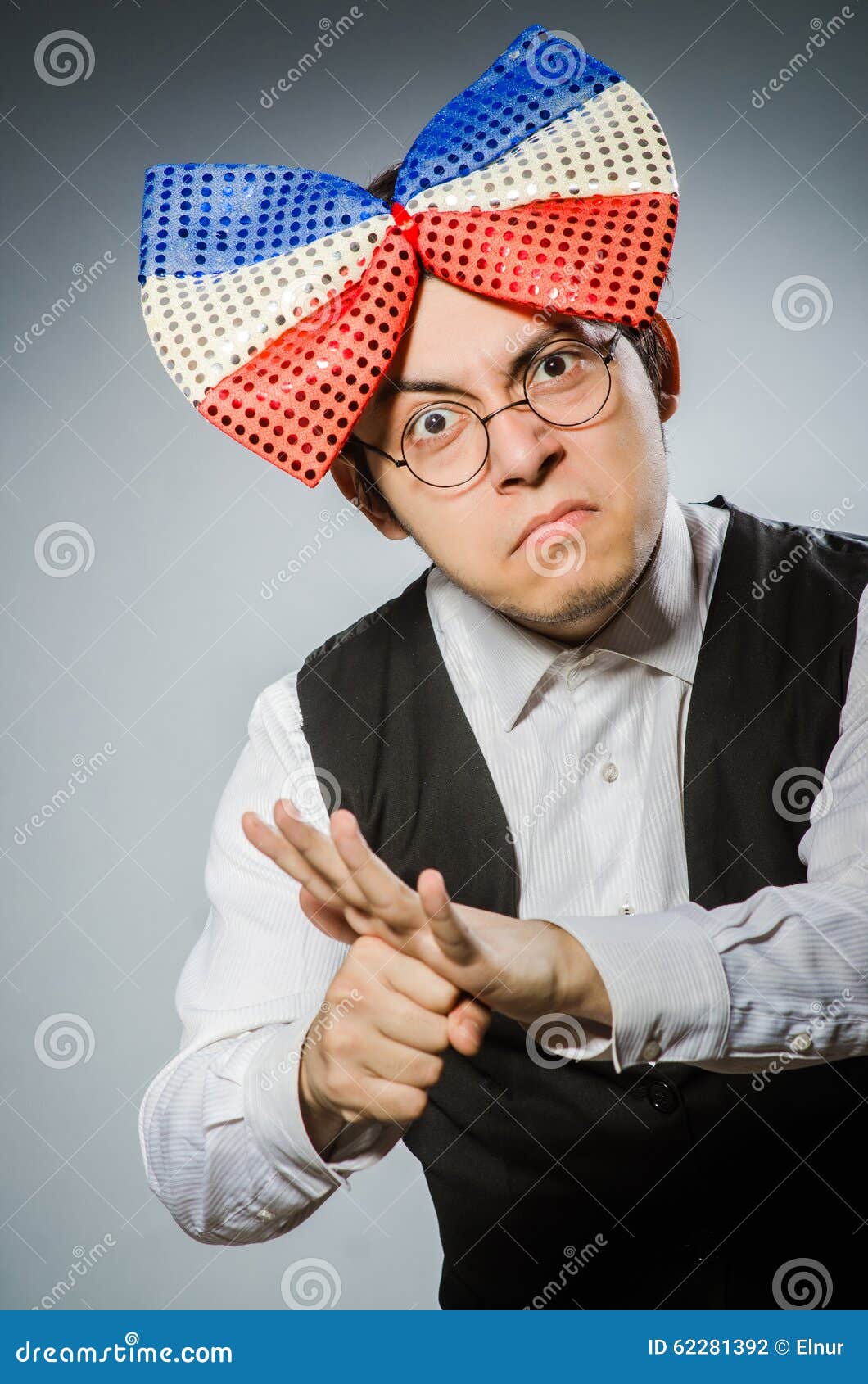 Der Lustige Mann Mit Riesiger Fliege Stockfoto - Bild von ...