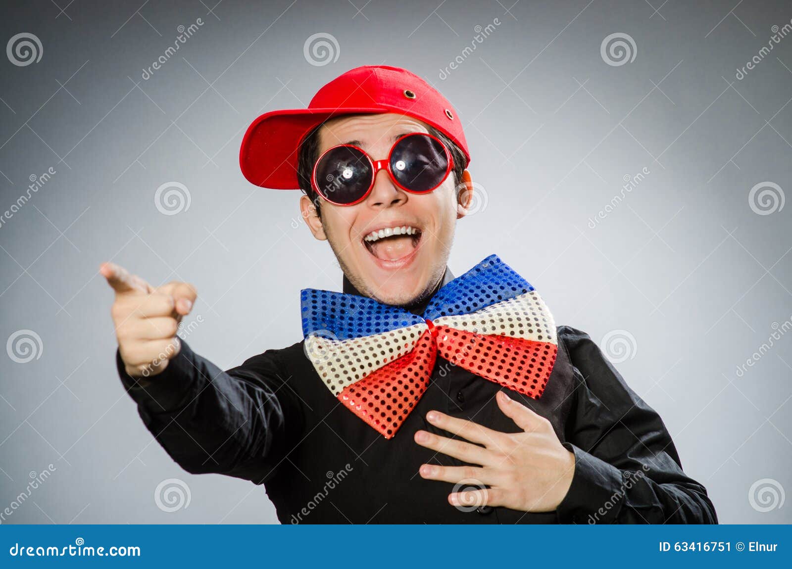 Der Lustige Mann Mit Riesiger Fliege Stockbild - Bild von tasten ...