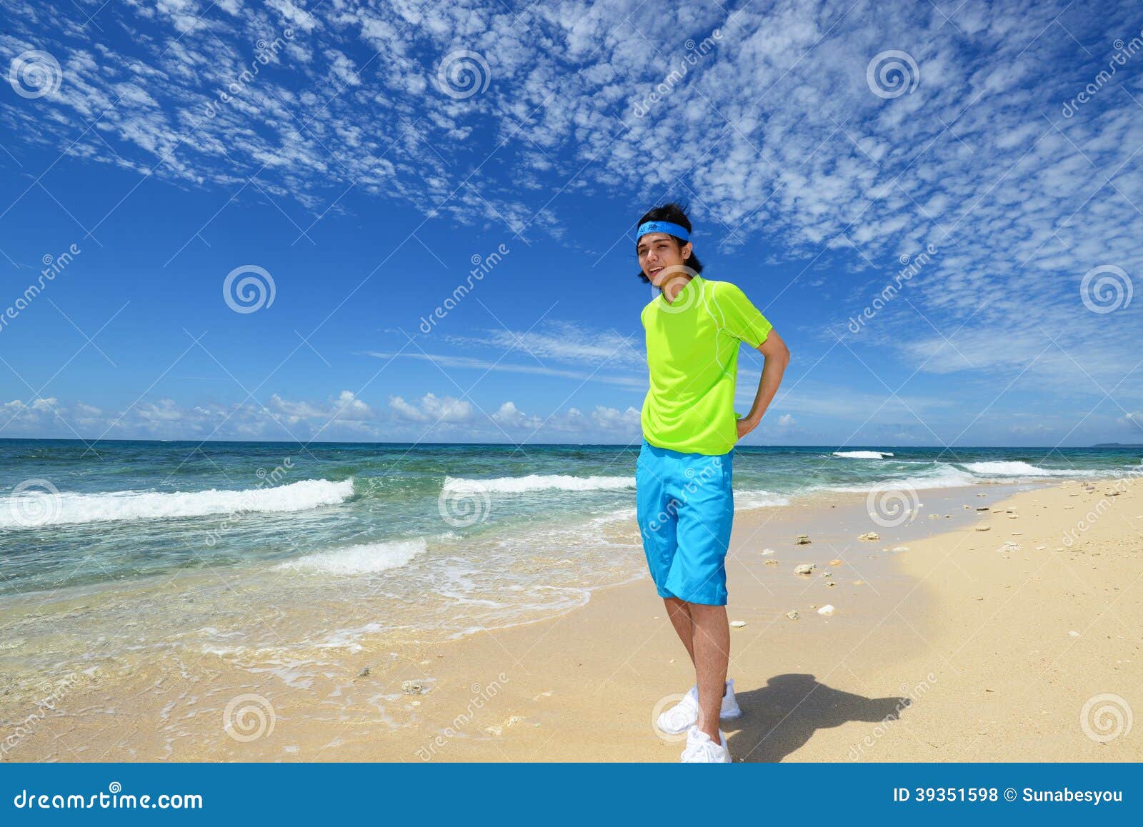 Der Mann, Der Auf Dem Strand Sich Entspannt. Stockfoto - Bild von ...