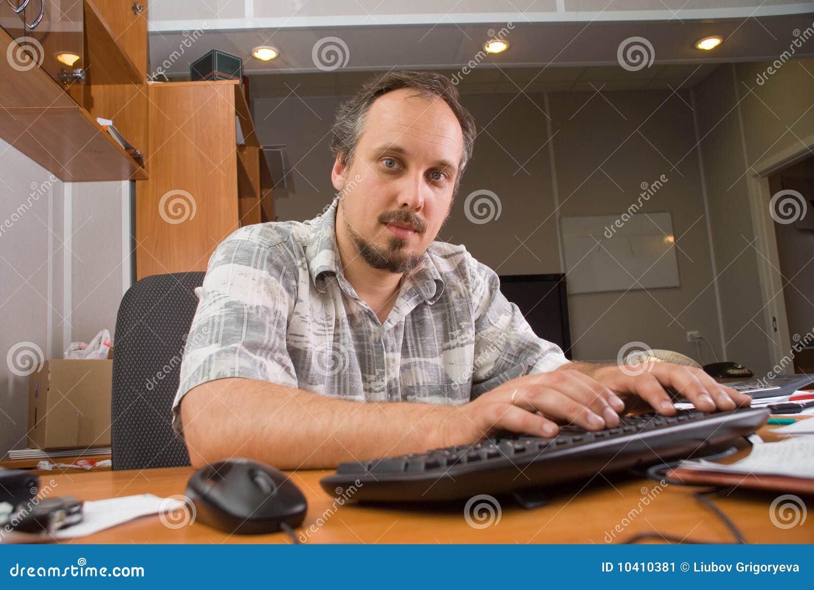 Der Mann mit Computer stockbild. Bild von technologie - 10410381