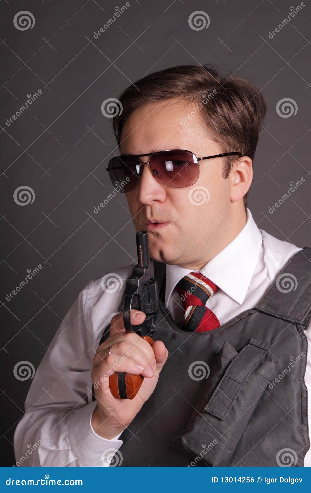 Der Mann Mit Einem Revolver Stockfoto - Bild von anhalten, erwachsener ...