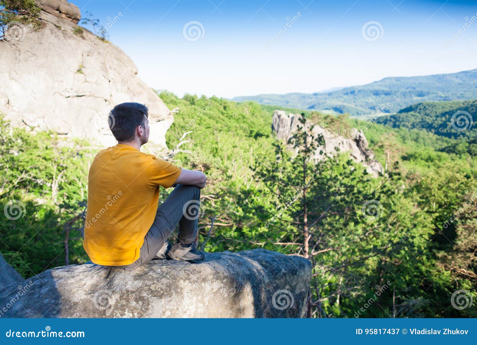 Der Mann Sitzt Auf Dem Berg Stockbild - Bild von junge, freiheit: 95817437