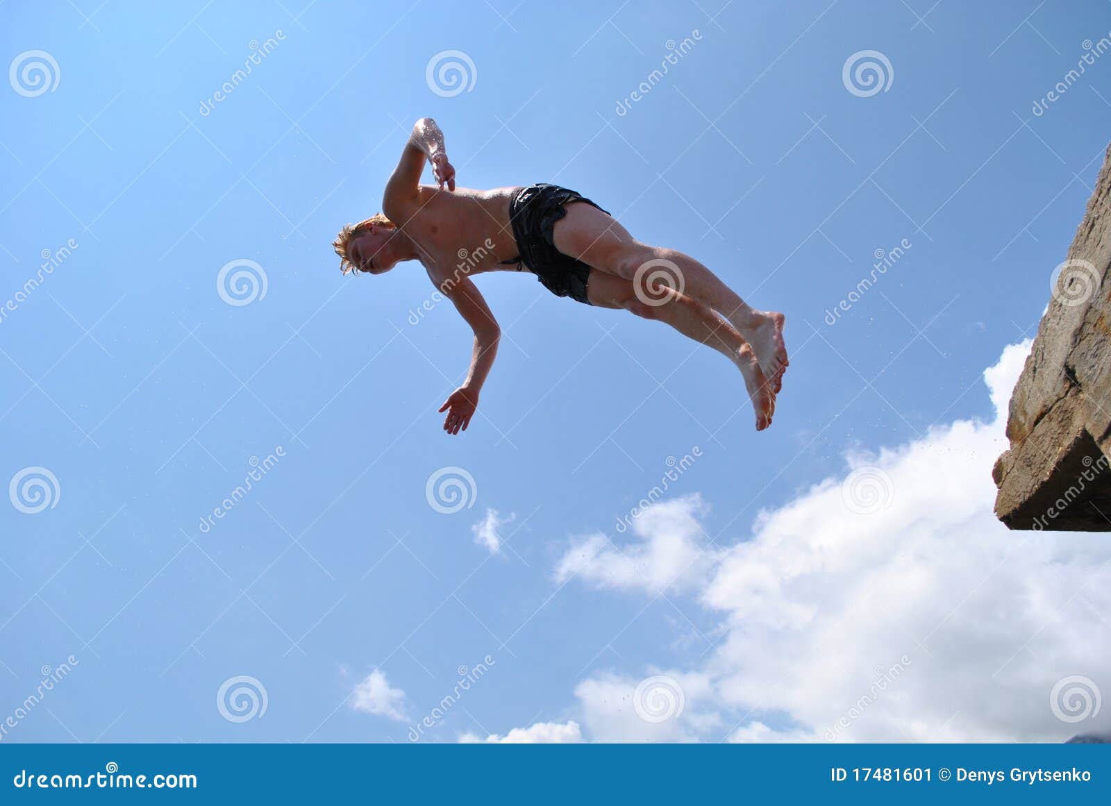 Der Mann Springend Vom Felsen Stockbild - Bild von abenteuer, blau ...