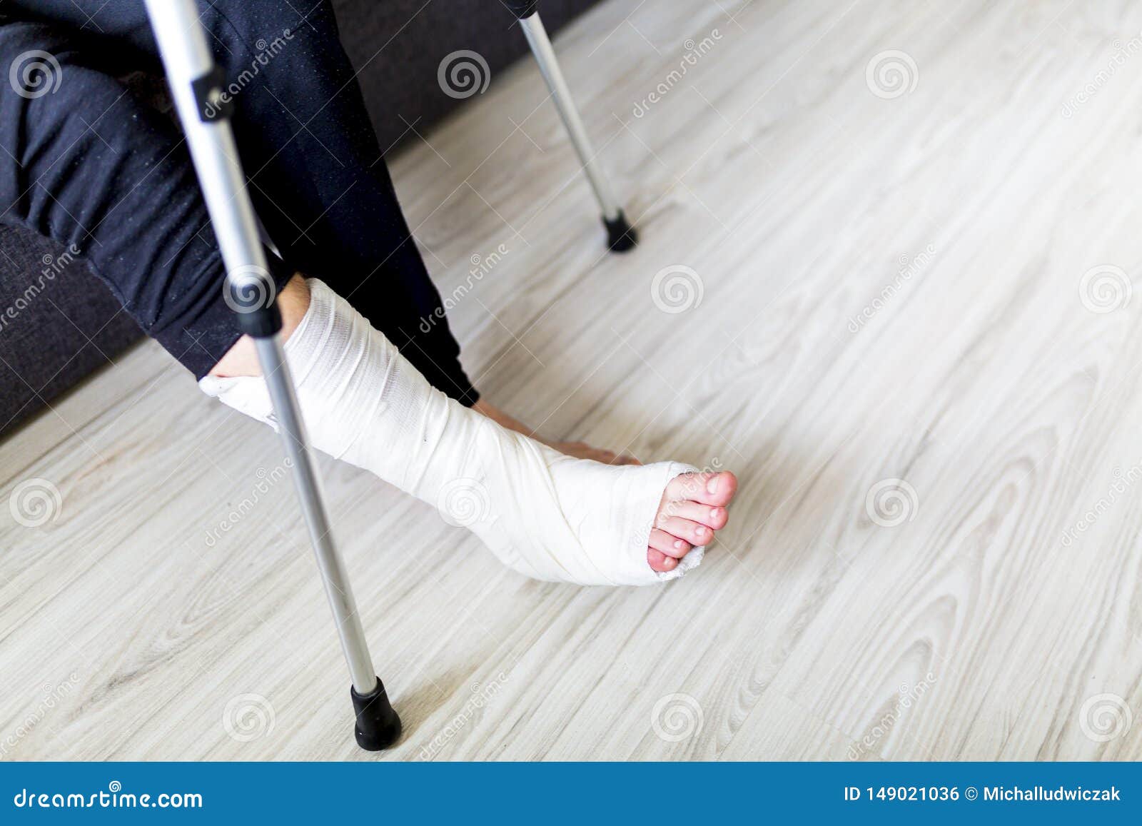 Mann Mit Einem Gebrochenen Bein Fotos - Kostenlose und Royalty-Free ...