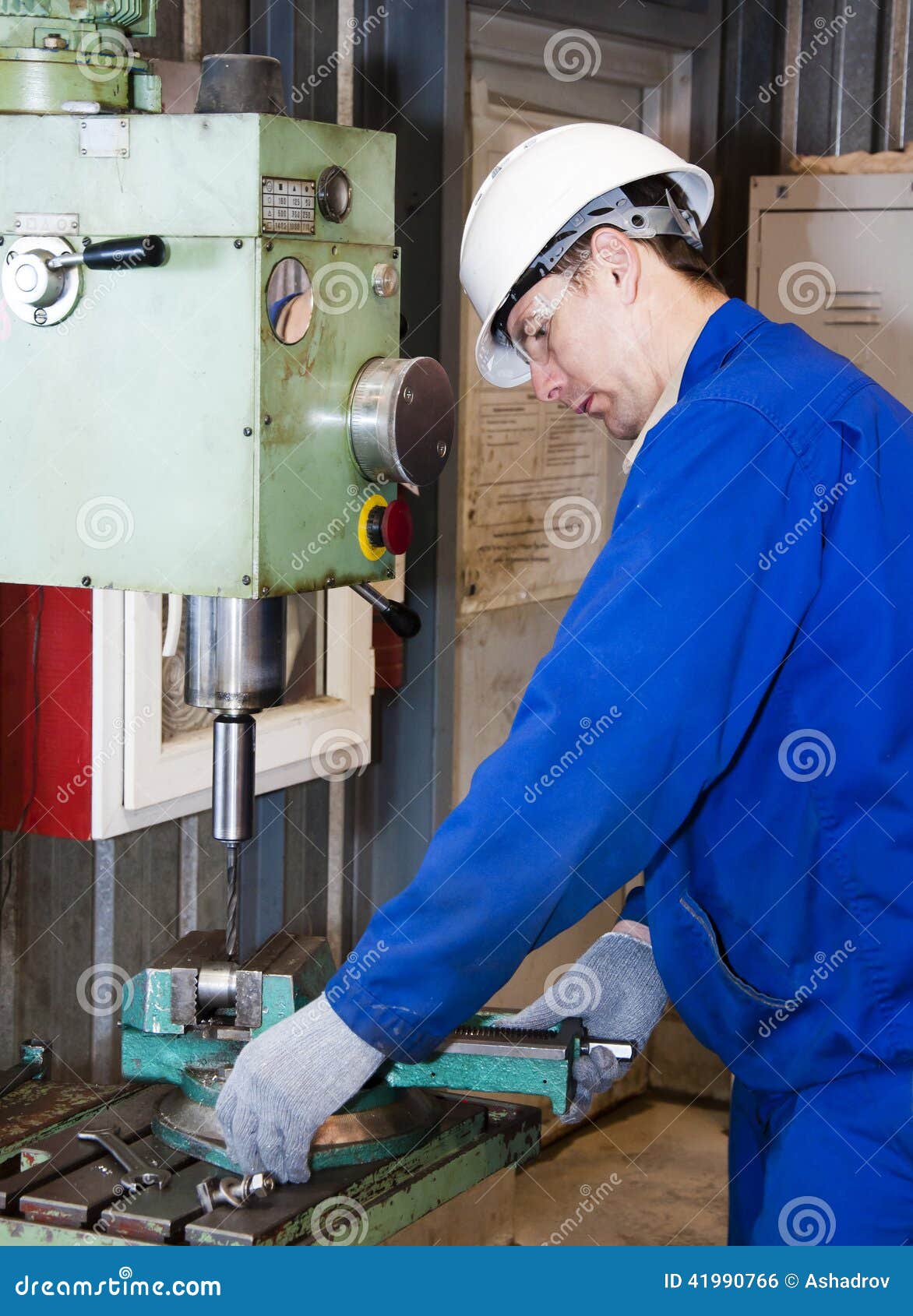 Der Mechaniker Arbeitet an Der Maschine Stockfoto - Bild von person ...
