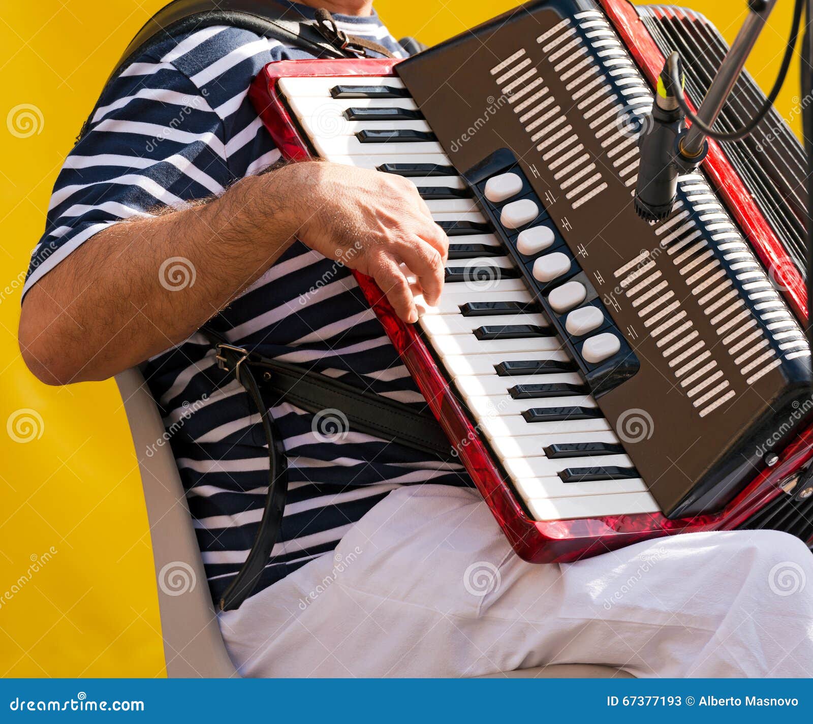 Der Musiker, Der Das Akkordeon Spielt Stockbild - Bild von musikalisch ...