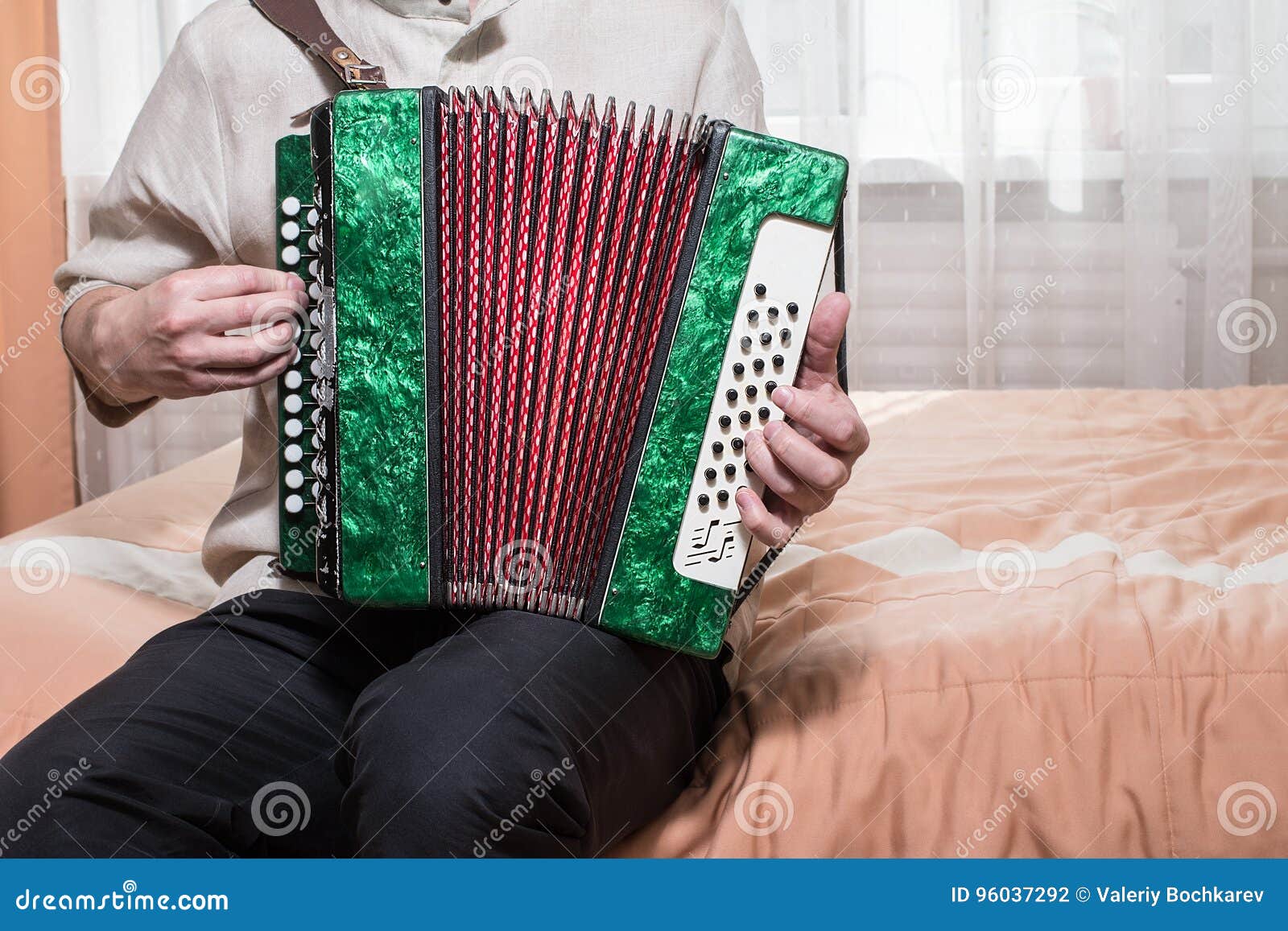 Der Musiker, Der Das Akkordeon Spielt Stockfoto - Bild von lied ...