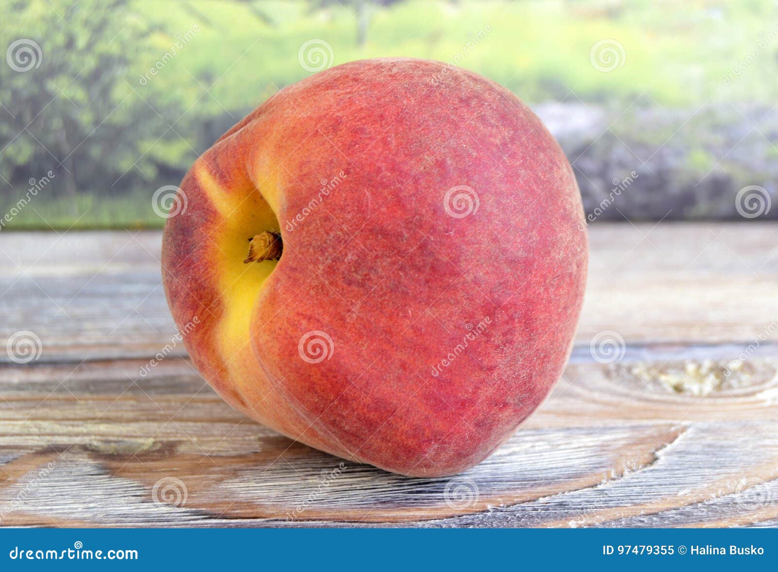 Der Pfirsich Ist Auf Einer Tabelle Stockbild - Bild von rund, fällig ...