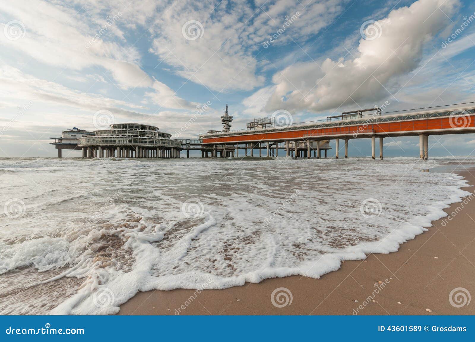 Der Pier von Scheveningen stockbild. Bild von himmel - 43601589