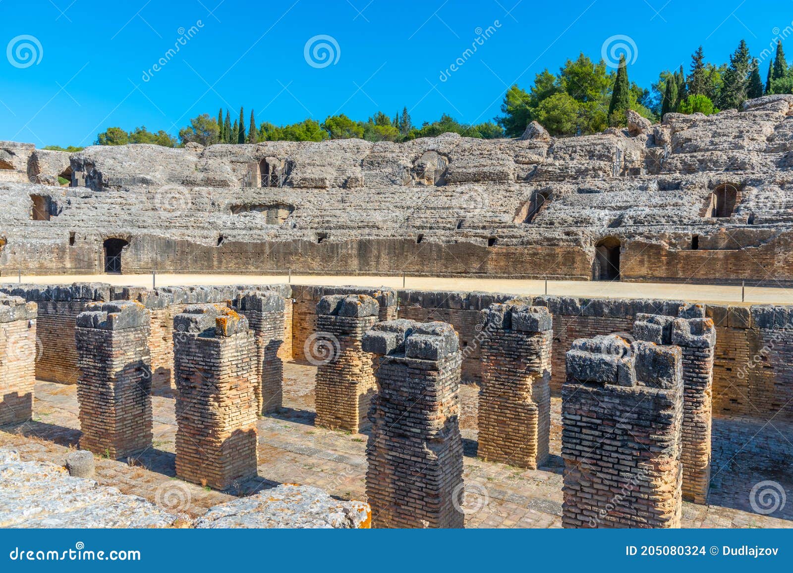 Der Römische Amphitheatre am Italica Spanien Stockfoto - Bild von ...
