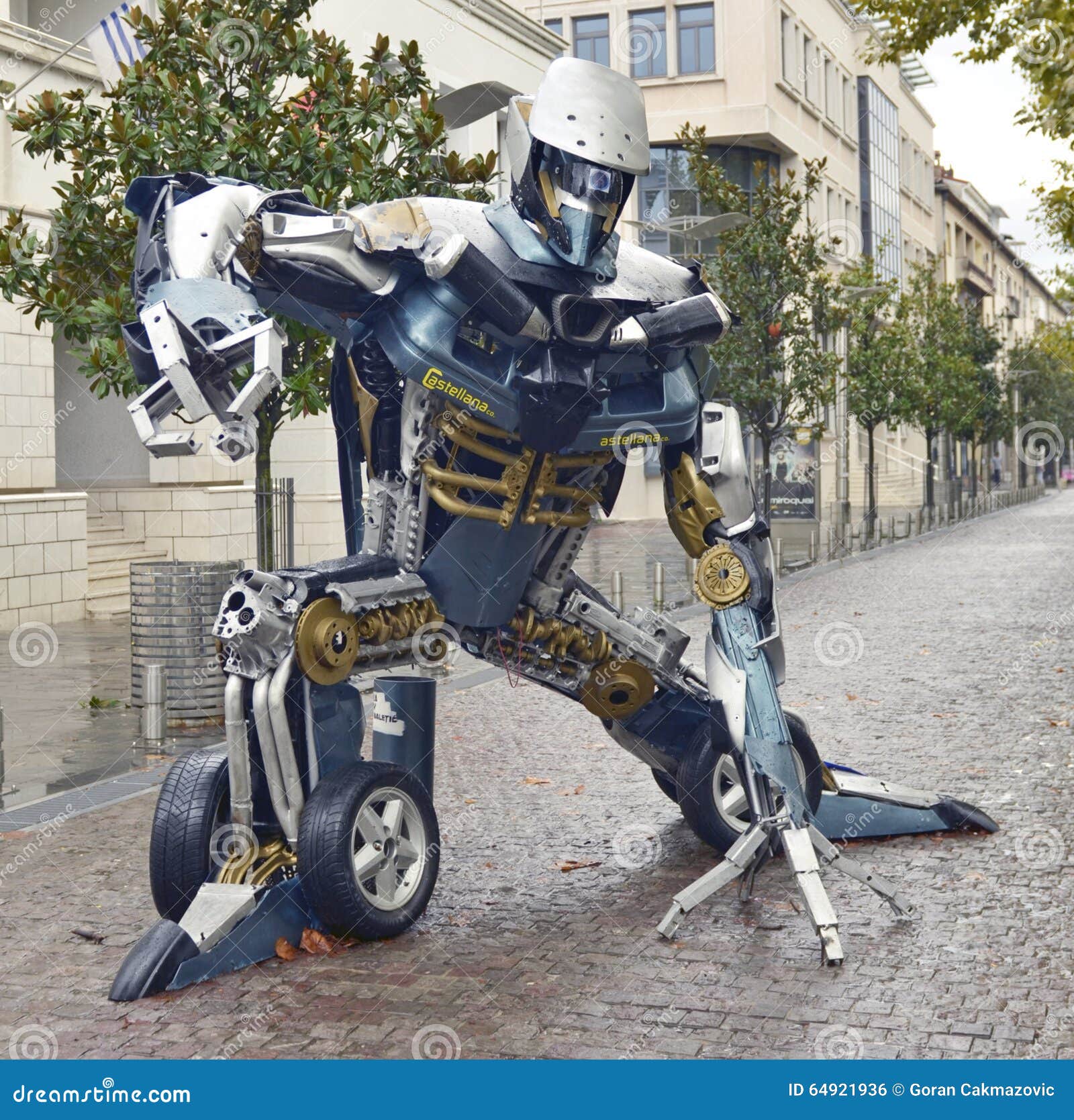 Der Riese Sortierte Altmetallskulpturen Angespornt Durch ...