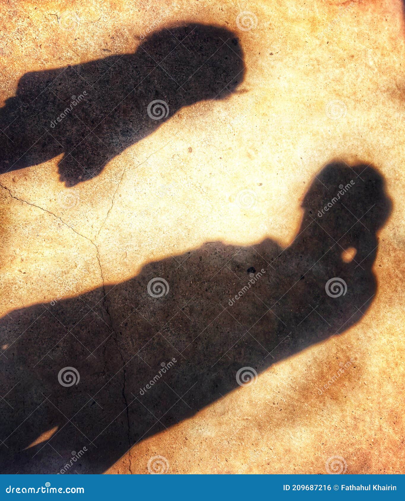 Der Schatten Von Zwei Kindern Und Vater Stockfoto - Bild von auszug ...