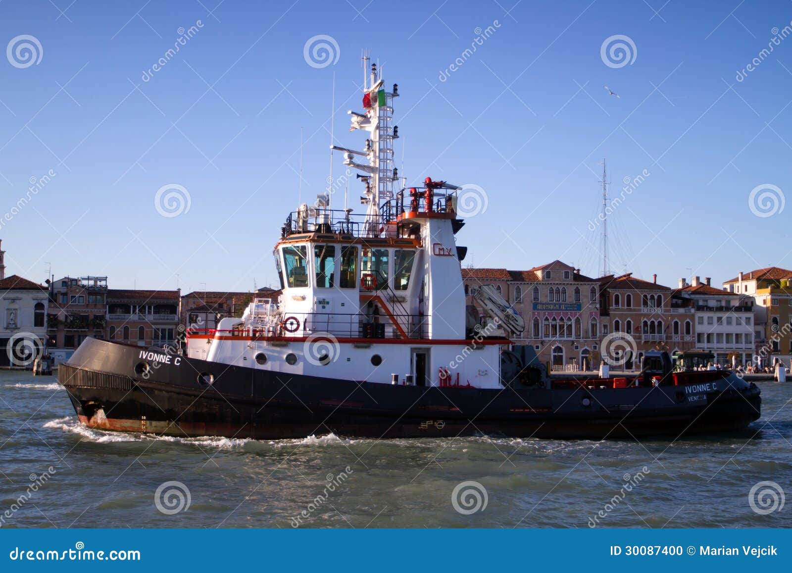 Der Schlepper in Venedig redaktionelles bild. Bild von industrie - 30087400