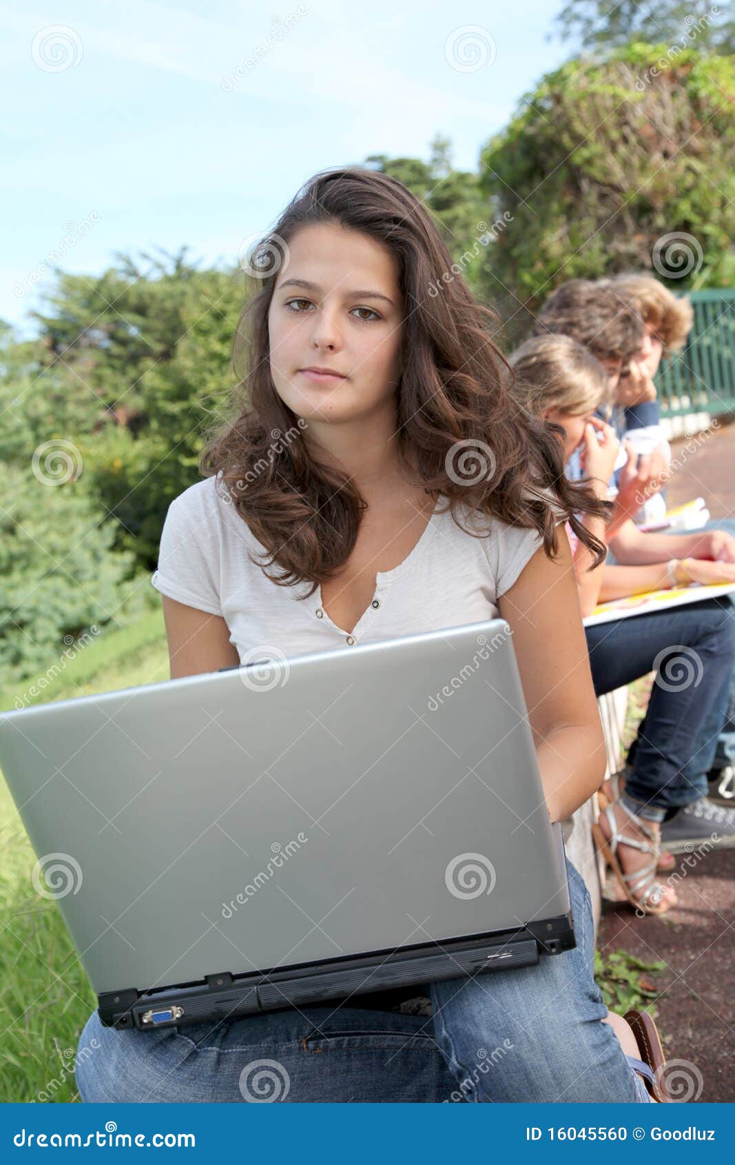 An der Schule mit Computer stockfoto. Bild von mitschüler - 16045560