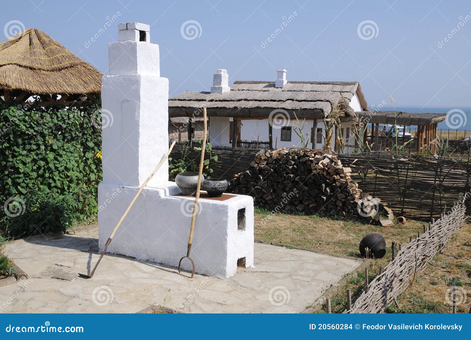 Der Sommerofen im Dorf. stockfoto. Bild von haus, zeit - 20560284