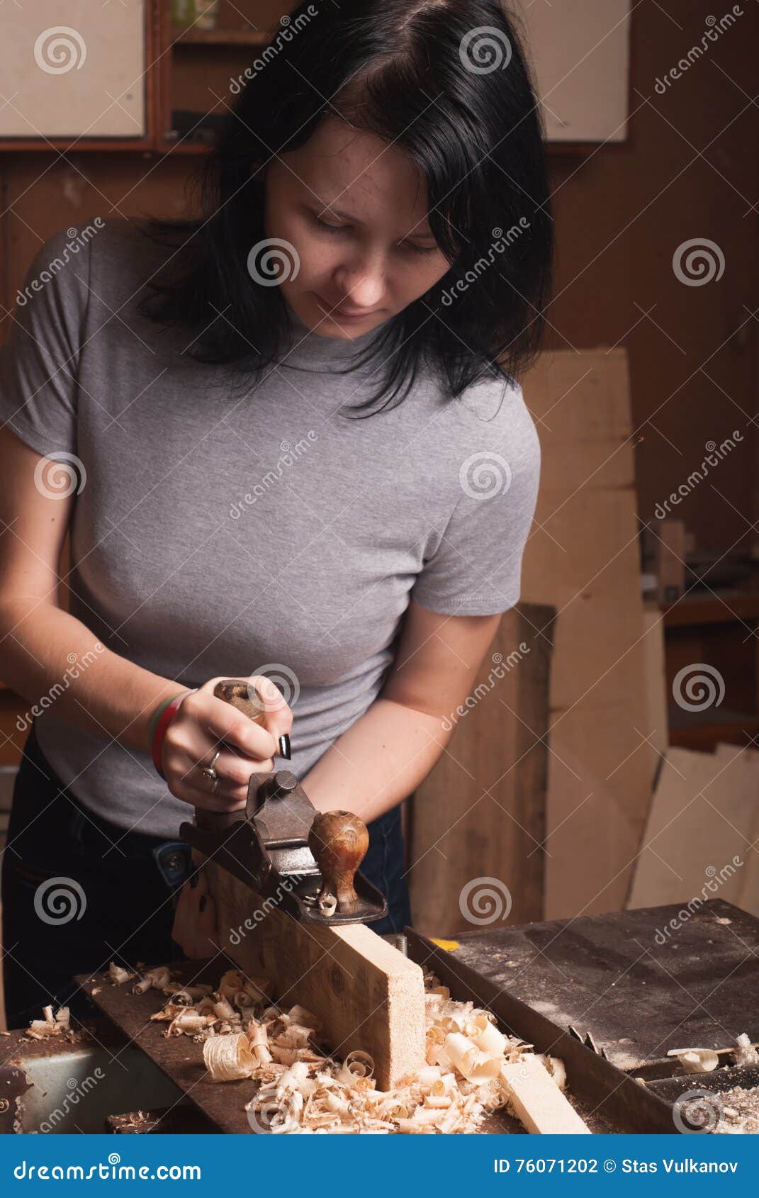 Der Tischler in Der Werkstatt, Stockfoto - Bild von frau, sägemehl ...