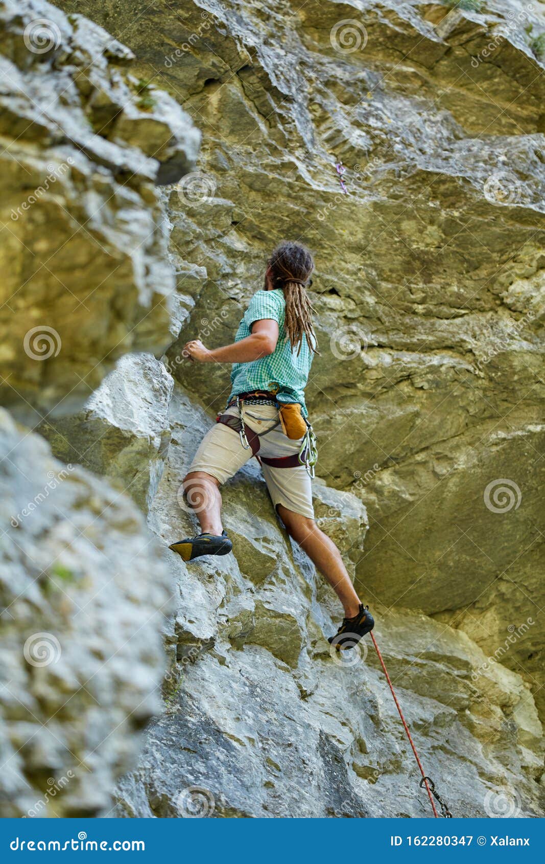 An der Wand klettern stockbild. Bild von freizeit, bergsteiger - 162280347