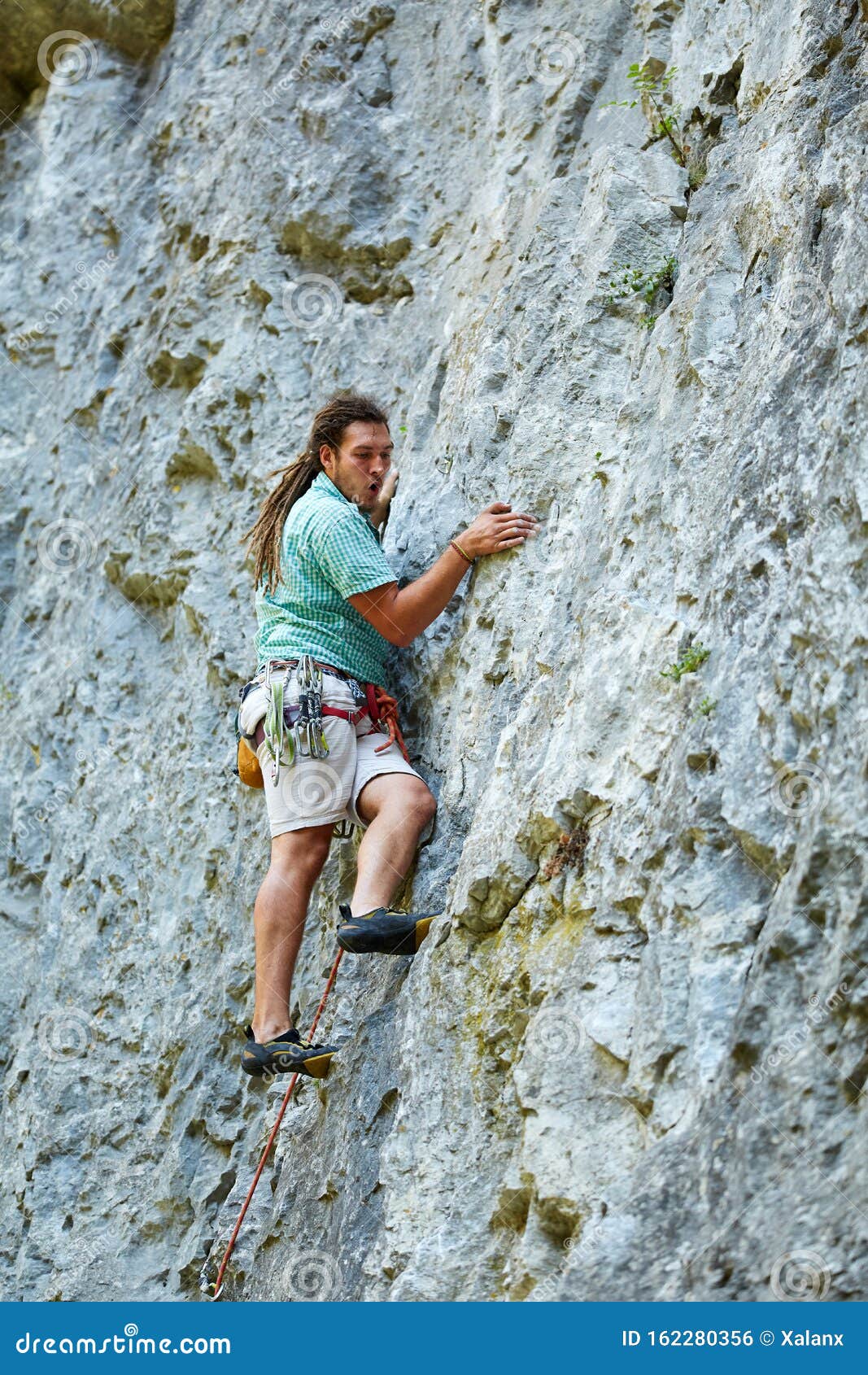 An der Wand klettern stockfoto. Bild von person, park - 162280356
