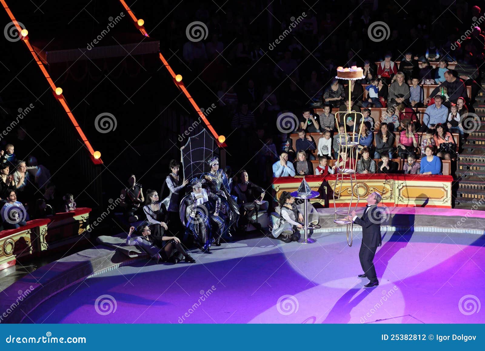 Der Zirkus redaktionelles stockfotografie. Bild von reitschule - 25382812