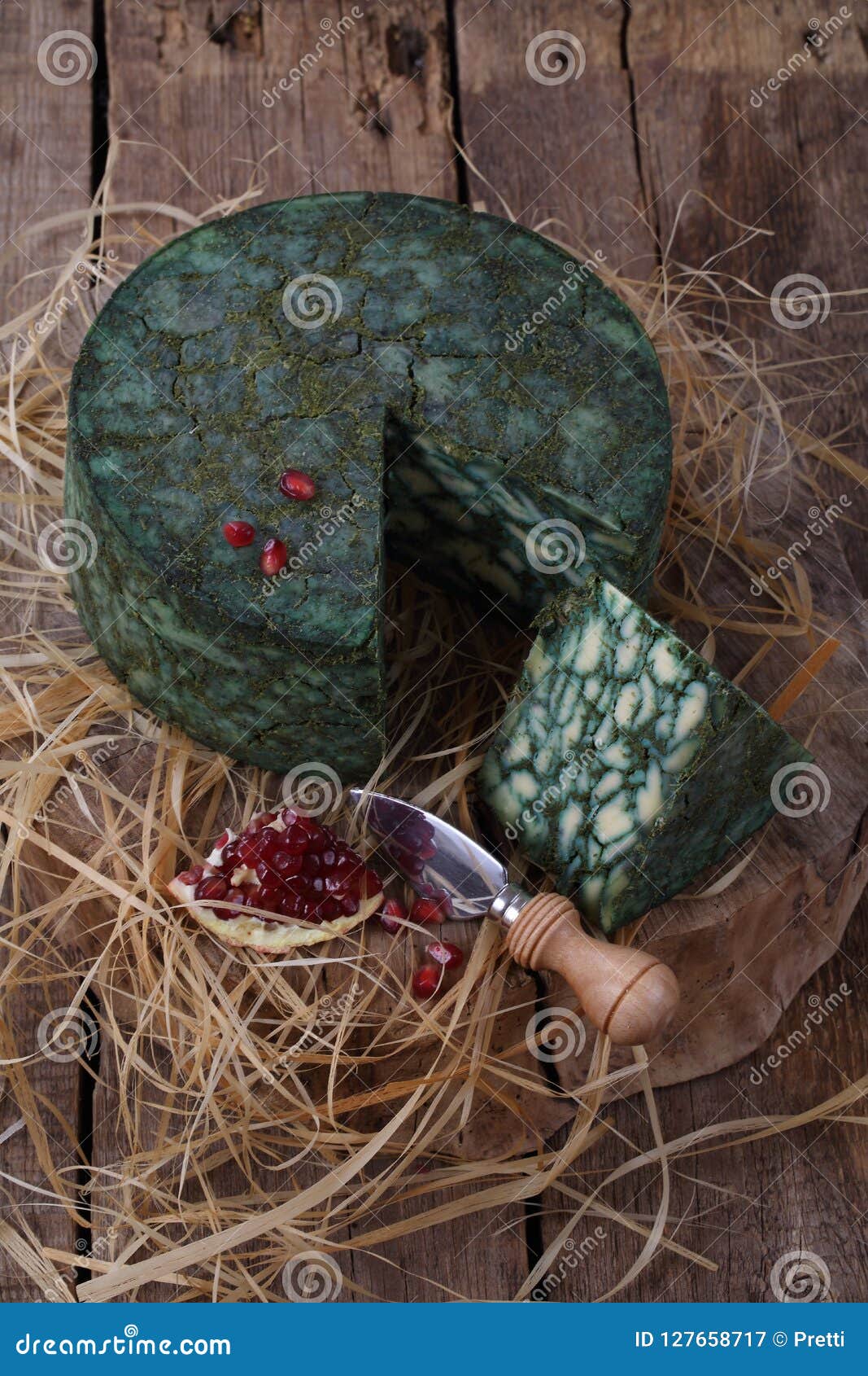 Derby Cheese with Sage on Una Tabla De Madera Imagen de archivo ...