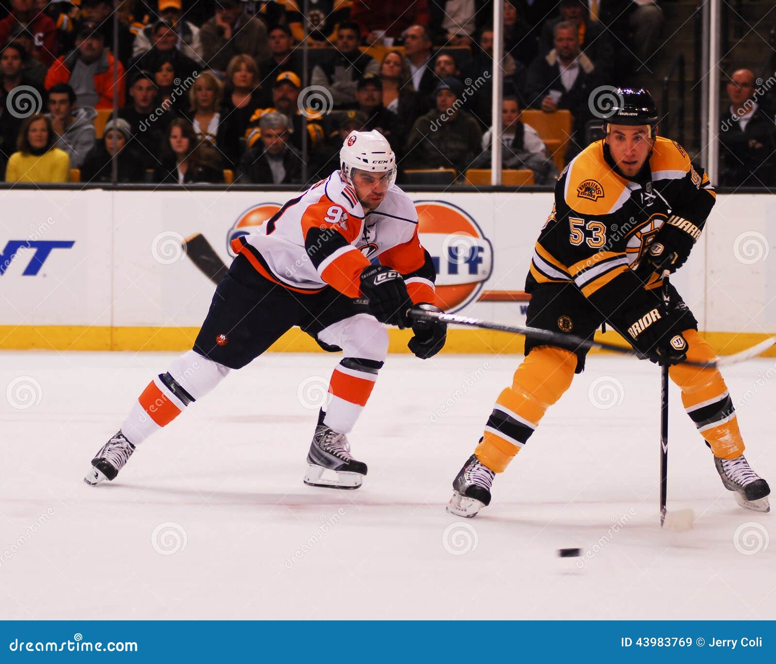 Derek Morris Difende Il Againsst Jonathan Tavares Immagine Stock ...