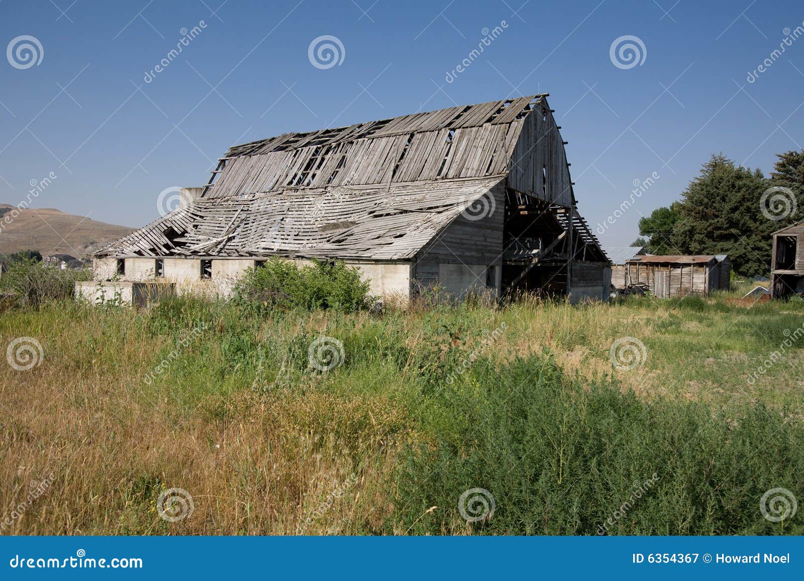 Derelict farm buildings stock image. Image of farming - 6354367