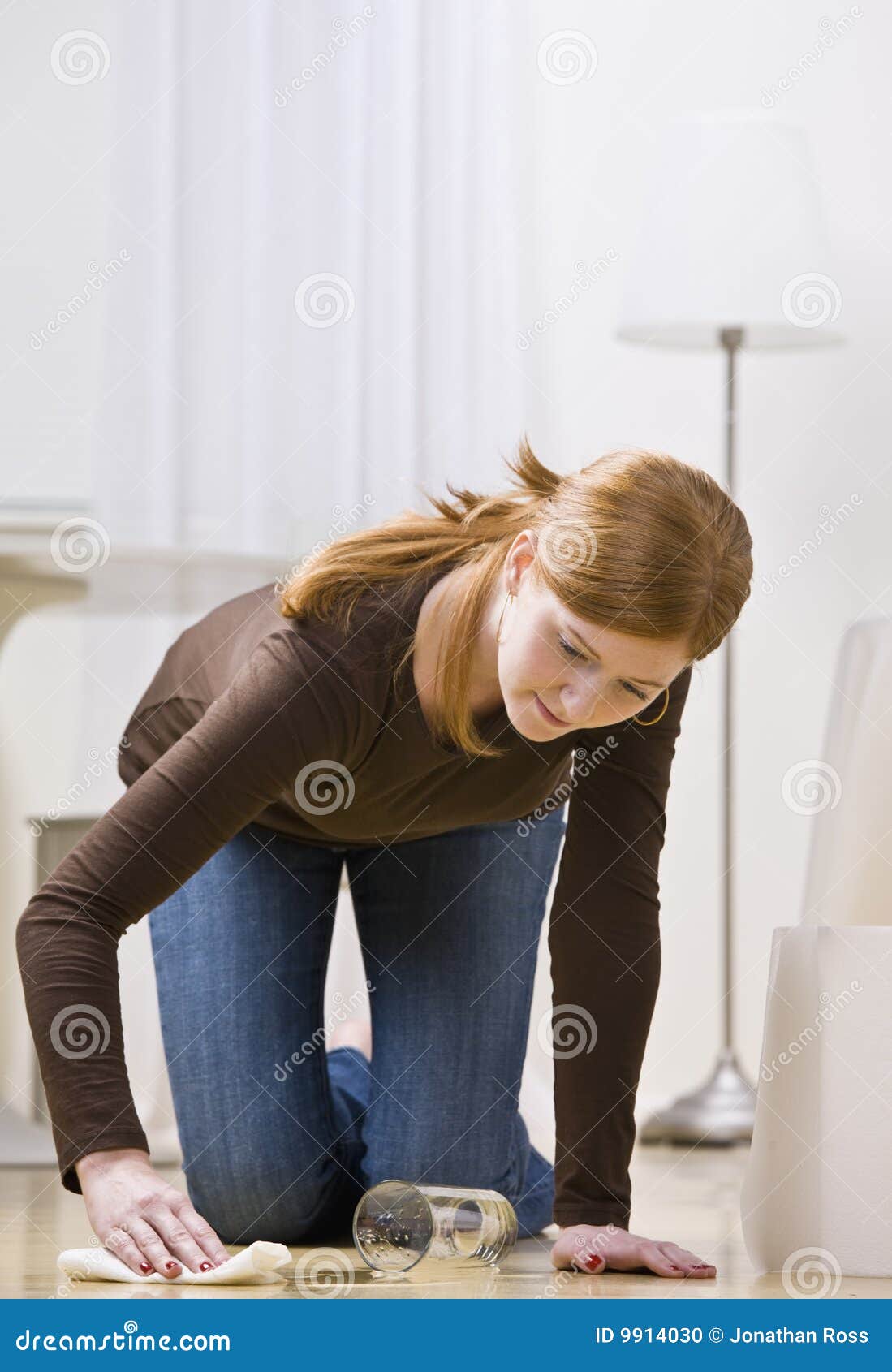 Derramamiento De La Limpieza De La Mujer Foto de archivo - Imagen de ...