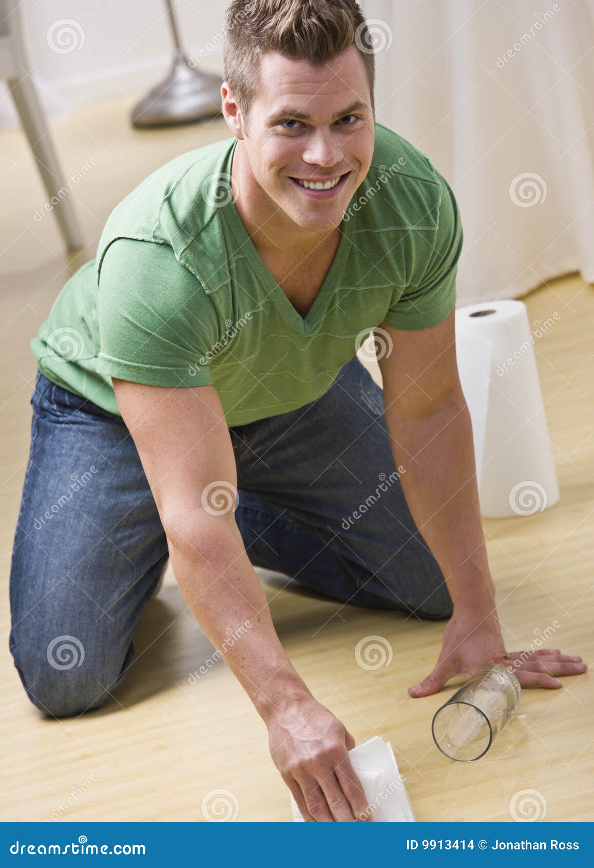 Derramamiento De La Limpieza Del Hombre Foto de archivo - Imagen de ...