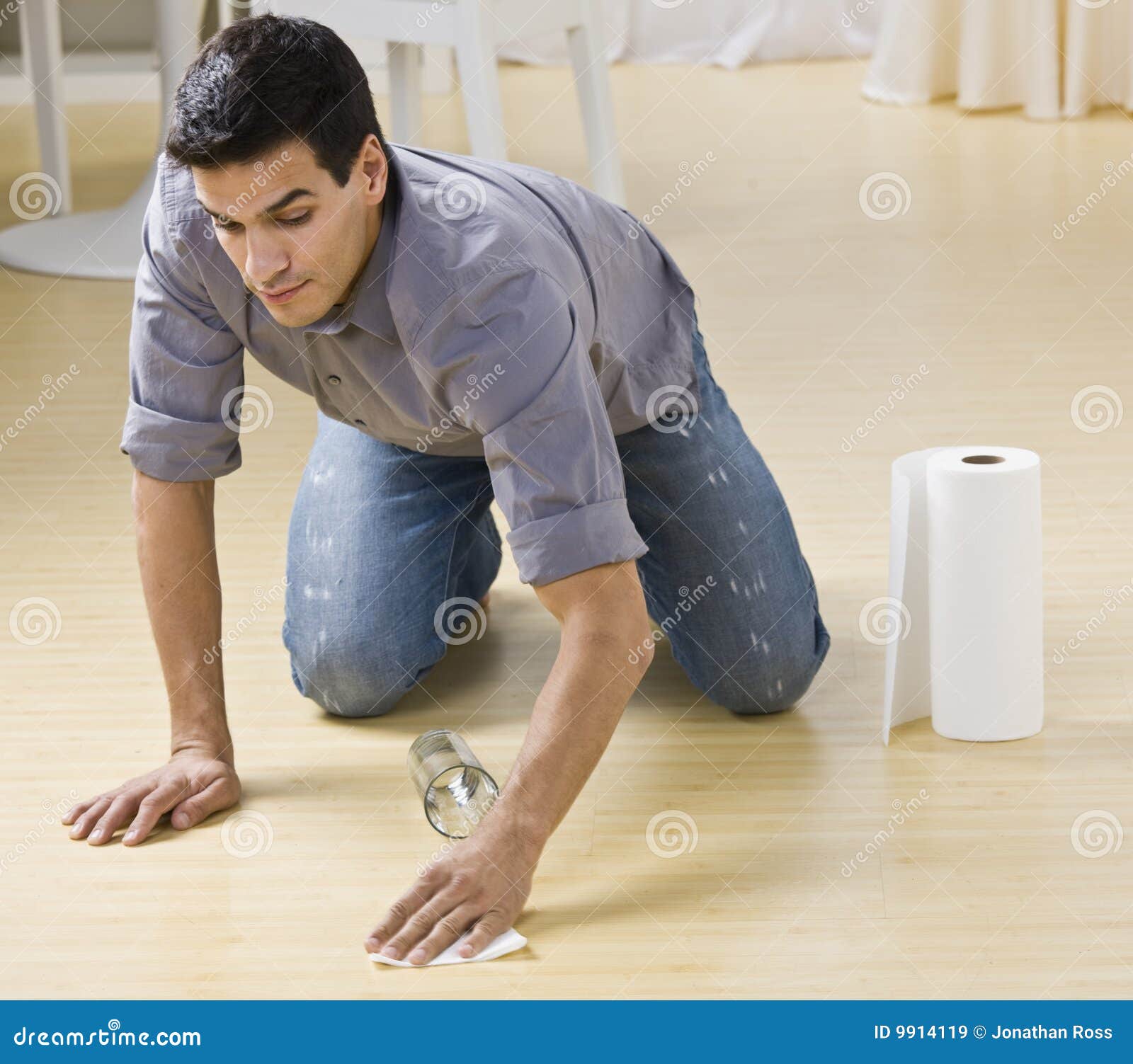 Derramamiento De La Limpieza Del Hombre Imagen de archivo - Imagen de ...