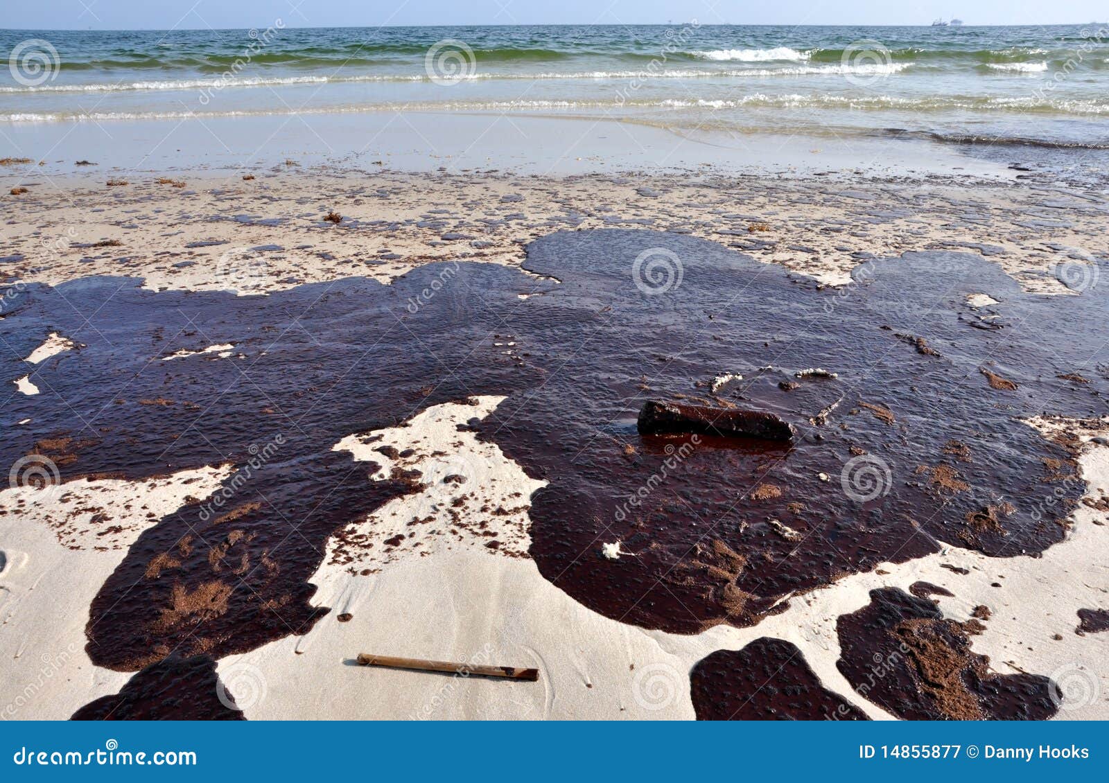 Derramamiento De Petróleo En La Playa Imagen de archivo - Imagen de ...