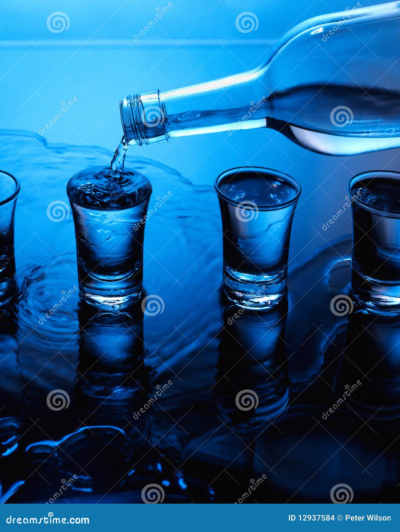 Derramando o líquido foto de stock. Imagem de frasco - 12937584